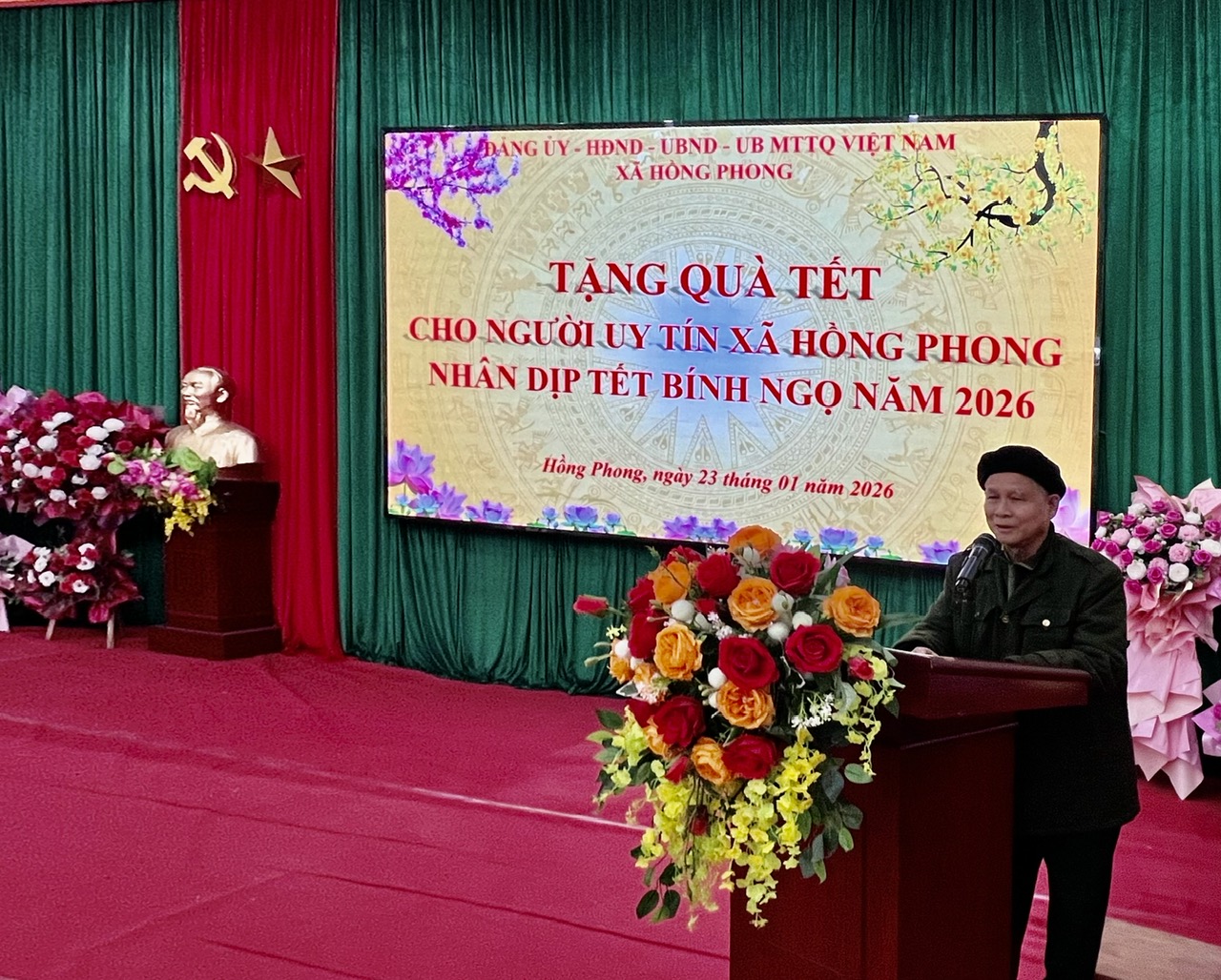 XÃ HỒNG PHONG TRAO TẶNG THIẾT BỊ NGHE NHÌN VÀ QUÀ TẾT CHO NGƯỜI UY TÍN