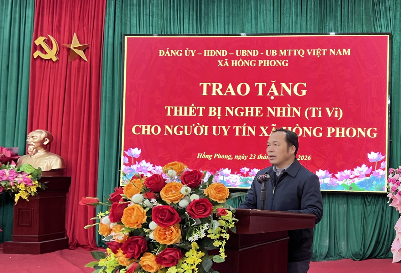 XÃ HỒNG PHONG TRAO TẶNG THIẾT BỊ NGHE NHÌN VÀ QUÀ TẾT CHO NGƯỜI UY TÍN